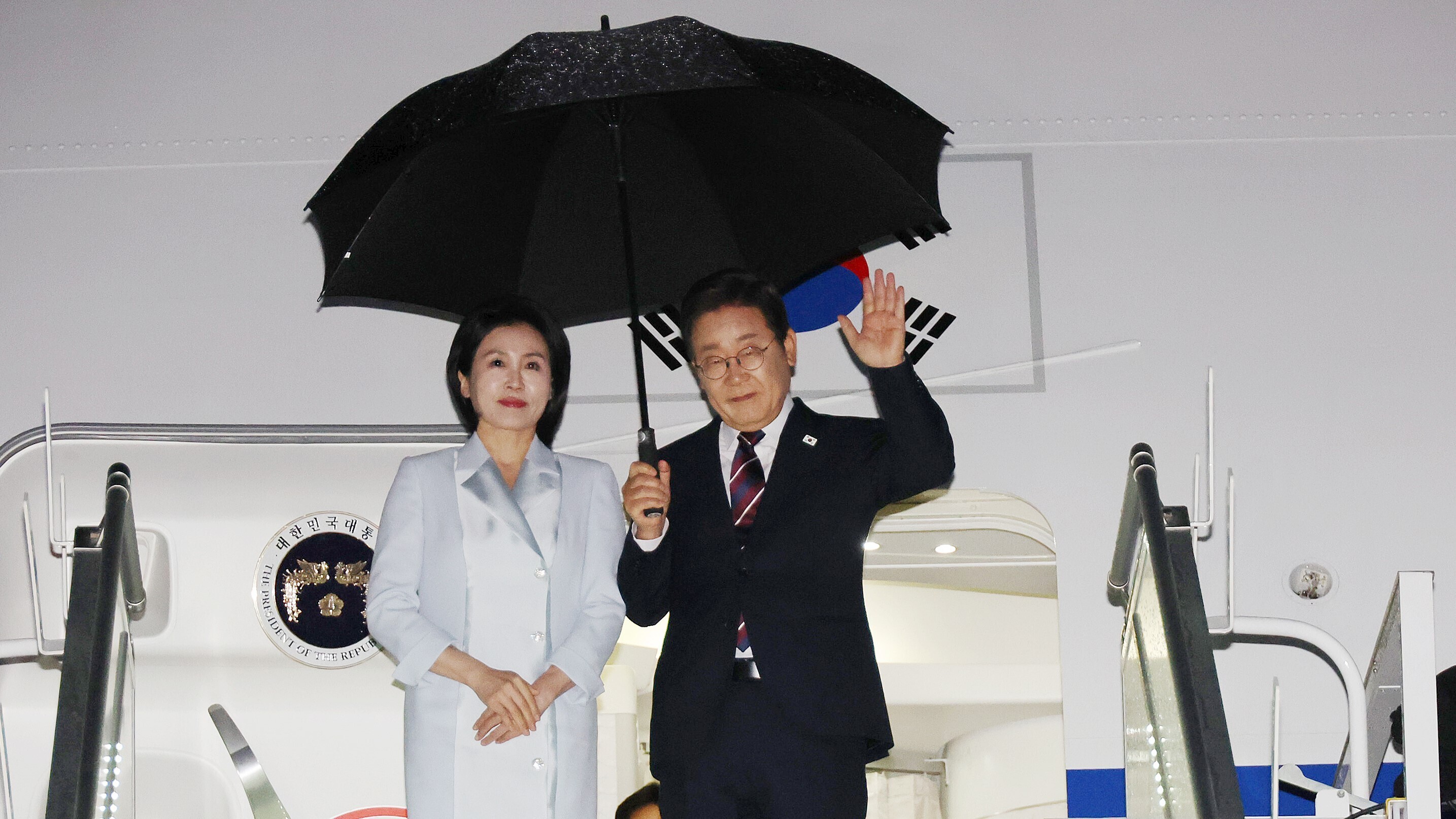 cpbc News : 이 대통령, G7 정상회의 순방 마치고 귀국길 올라